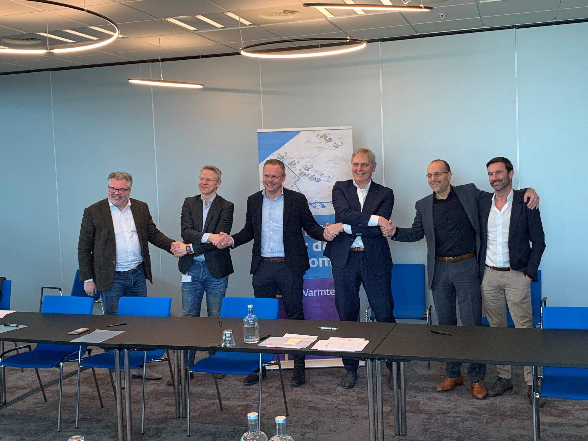 Equans en WarmtelinQ tekenen overeenkomst bouw warmtestations - Equans